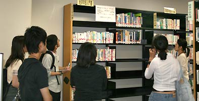 APUのLibrary Assistantが立命館大学Library Staffと交流 - 立命館アジア太平洋大学